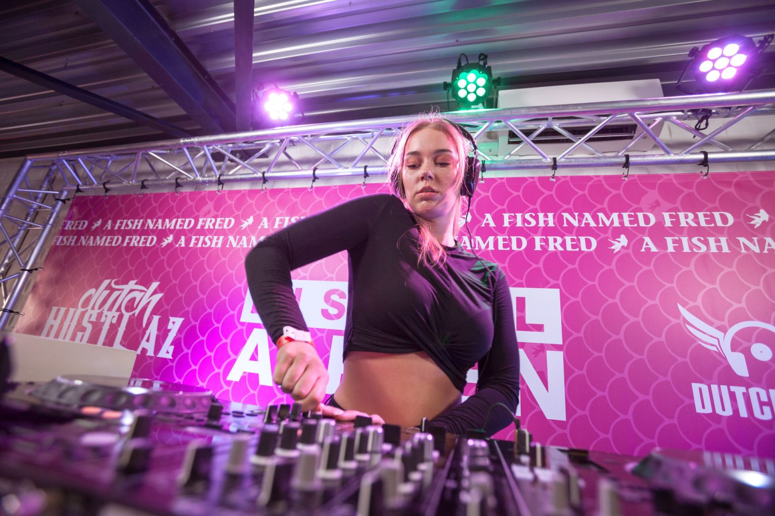 137 FEMALE DJS BROKE WORLD RECORD - Hardstyle Mag